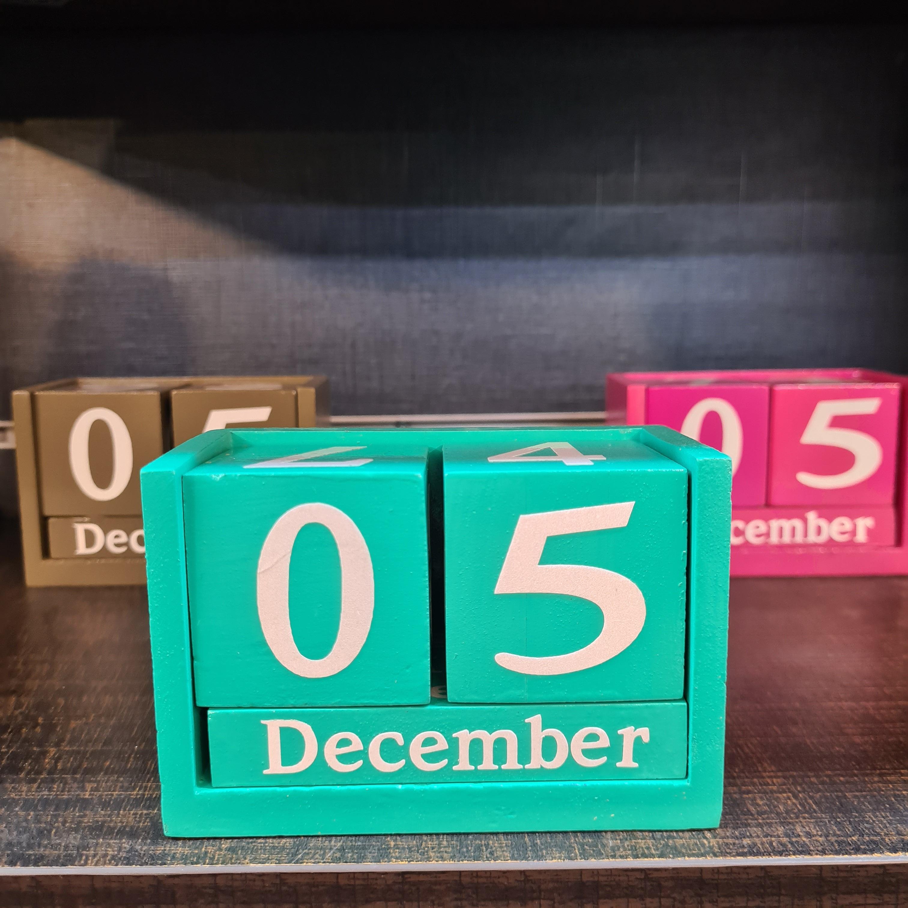 Vintage Wooden Calendar – Izhar