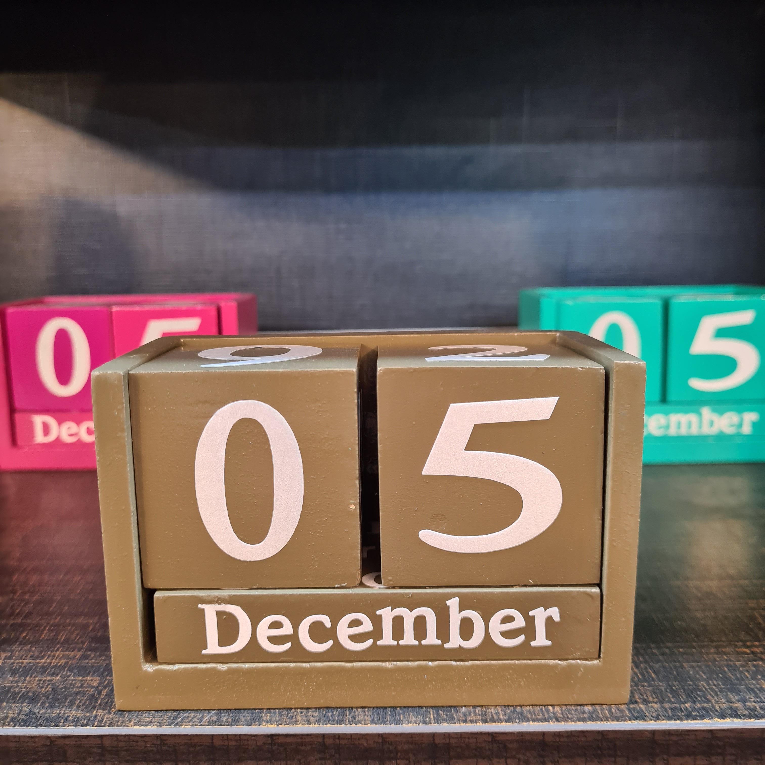 Vintage Wooden Calendar – Izhar